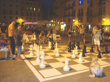 Scacchi all'aperto in Piazza Biade a Vicenza | Vicenzascacchi.it
